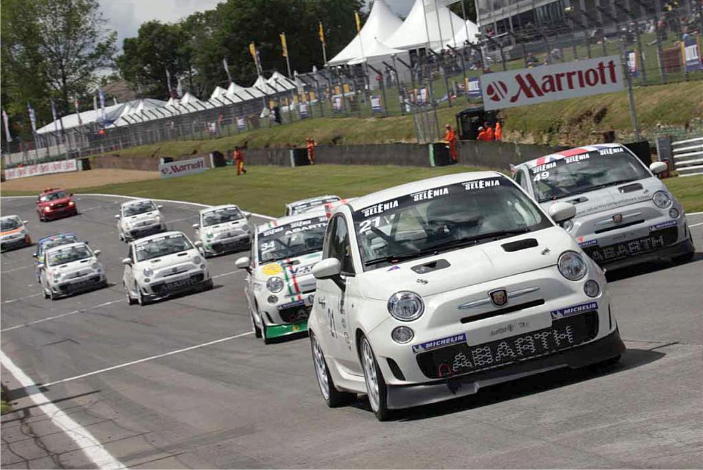 600 Abarth's van vroeger en nu op 1 circuit | Auto Edizione